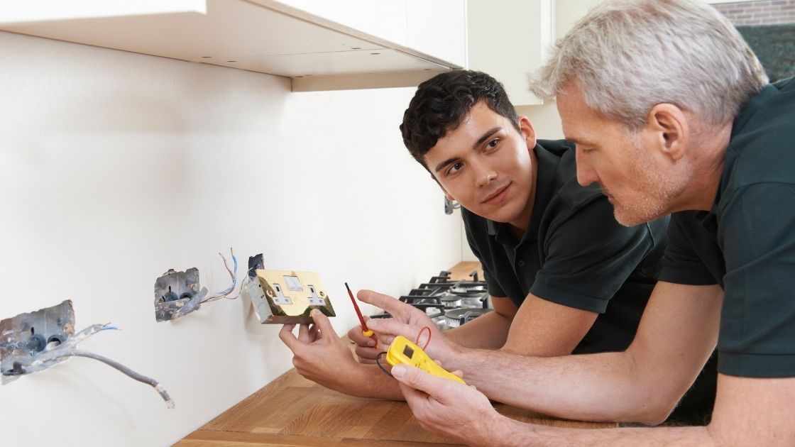 Lehre PLUS Matura während der Arbeitszeit - LehrePlusMatura